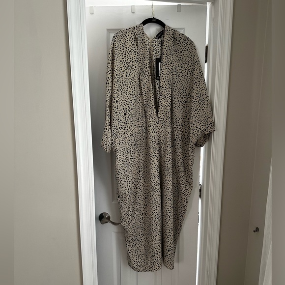 PrettyLittleThing | Dresses | Stone Dalamatian Batwing Sleeve Maxi ...